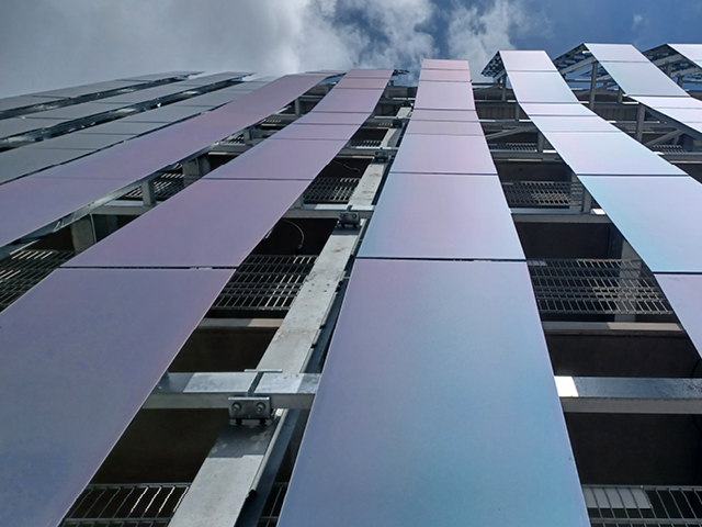 BIPV am DHL-Parkhaus in Leipzig - AVANCIS - Solarfassaden aus Deutschland